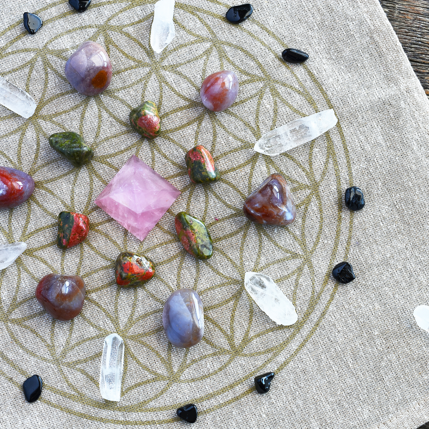 A Guide on Using Crystal Grids to Manifest Your Desires – Moon Mysticraft