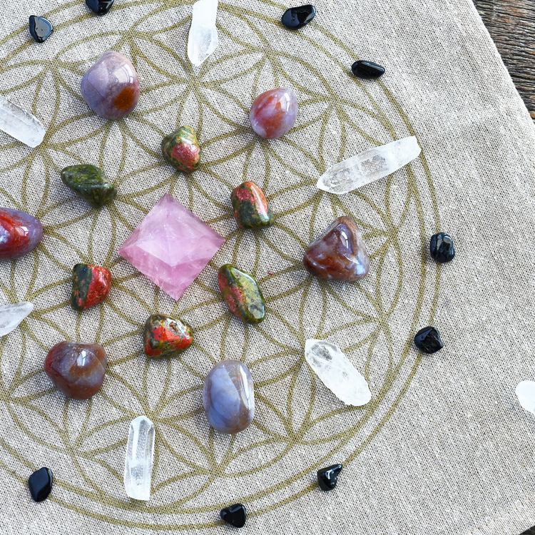 A Guide on Using Crystal Grids to Manifest Your Desires – Moon Mysticraft